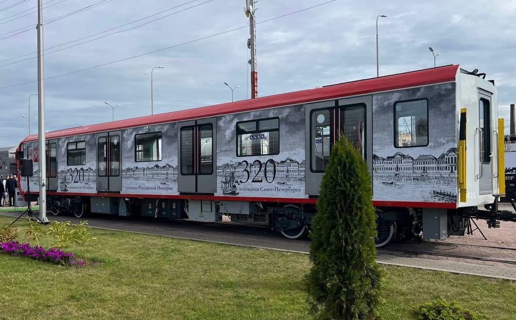В Петербурге показали арт-поезд «Балтиец», посвящённый 320-летию города ...